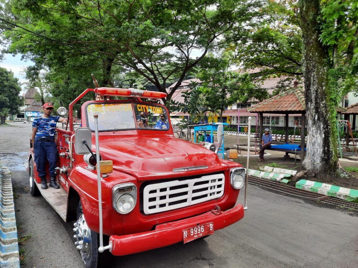 Menilik Unit Mobil Damkar Legendaris Keluaran Tahun 1961 di Malang ...