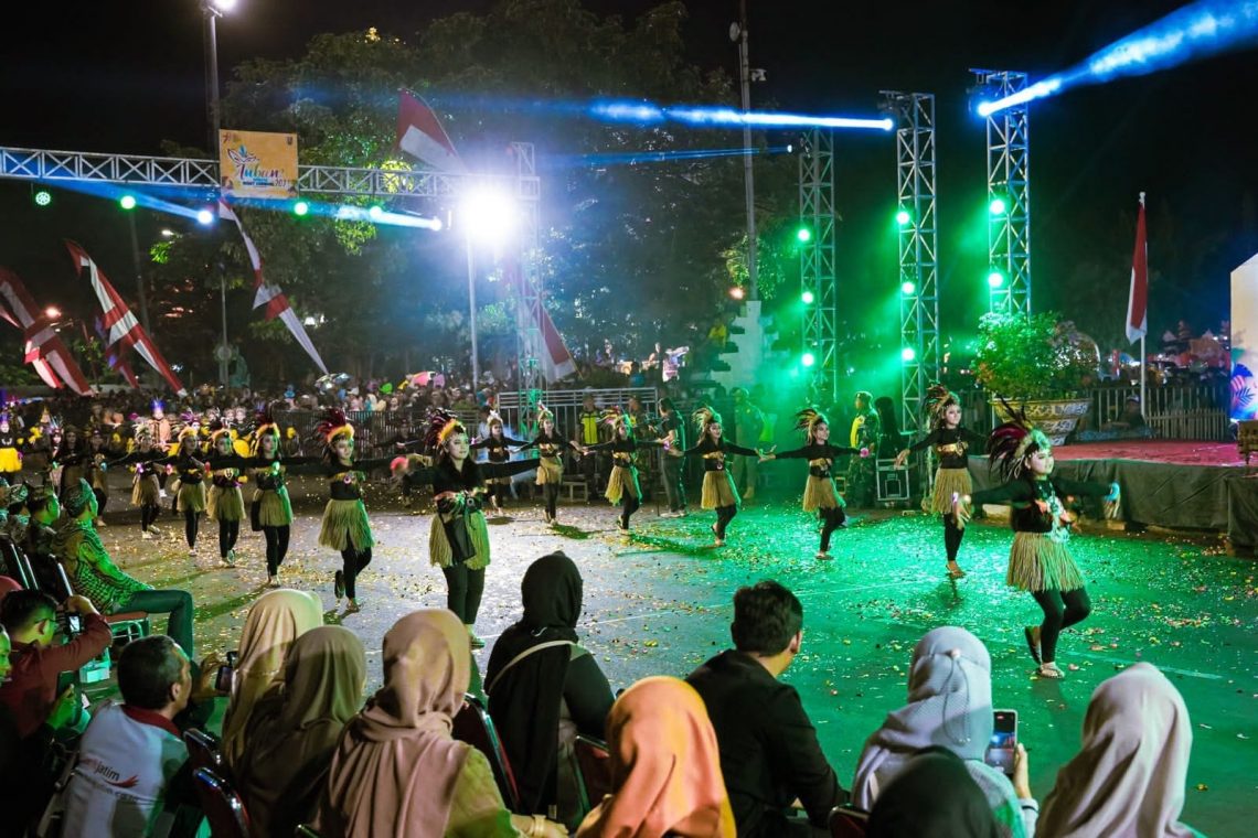 Ragam Budaya Nusantara Semarakkan Tuban Specta Night Carnival - Tugu ...