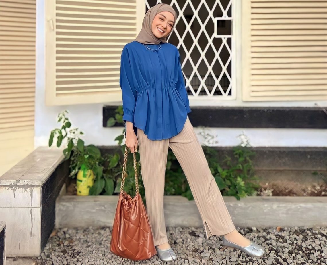 Ingin Tampil Trendy? Ini 7 Rekomendasi Model Blouse Kekinian yang Cakep ...