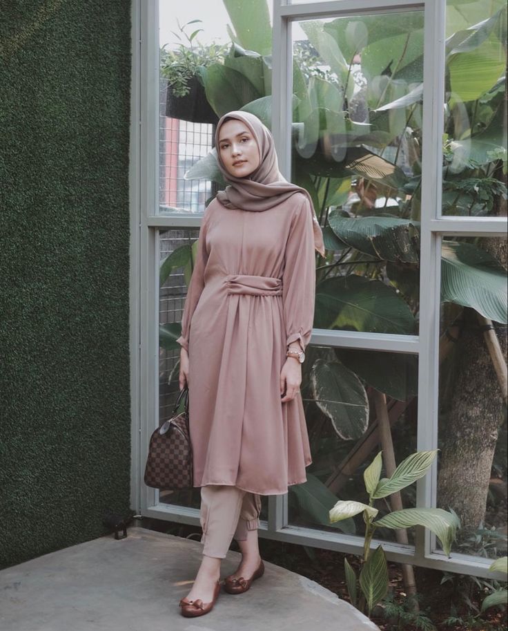 Simple dan Anti Ribet, 5 Model Tunik Polos Elegan Ini Jadi Primadona ...