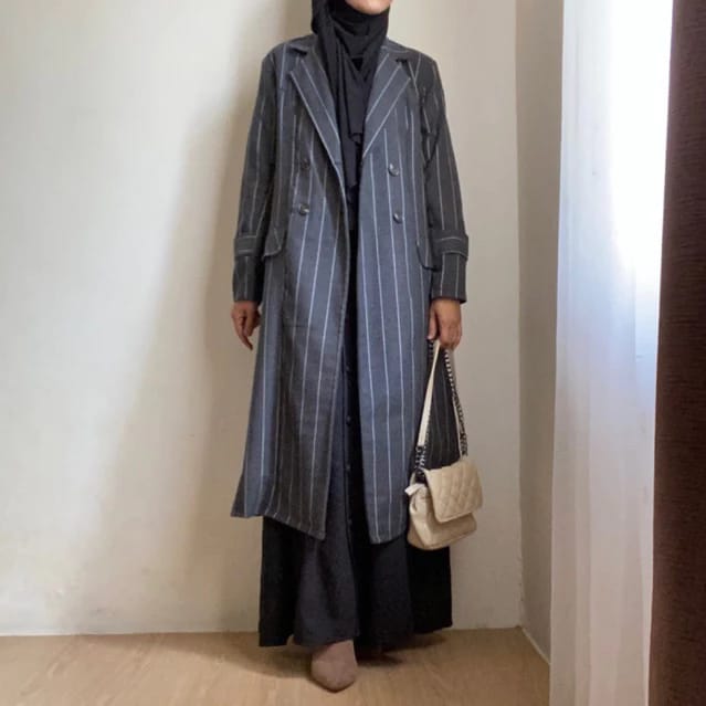 Intip 11 Inspirasi Blazer Wanita Panjang, Super Stylish dan Nyaman!