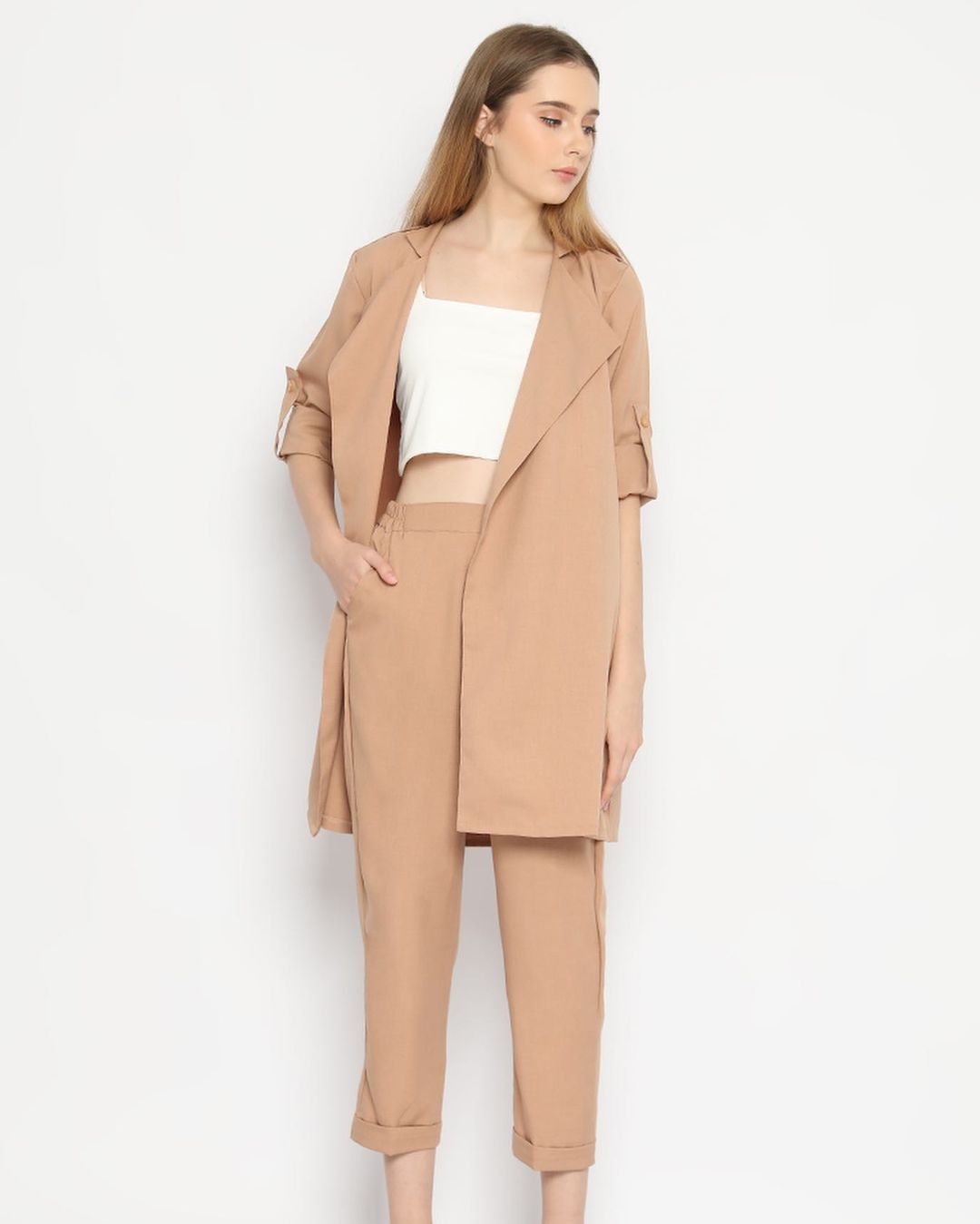 Intip 11 Inspirasi Blazer Wanita Panjang, Super Stylish dan Nyaman!