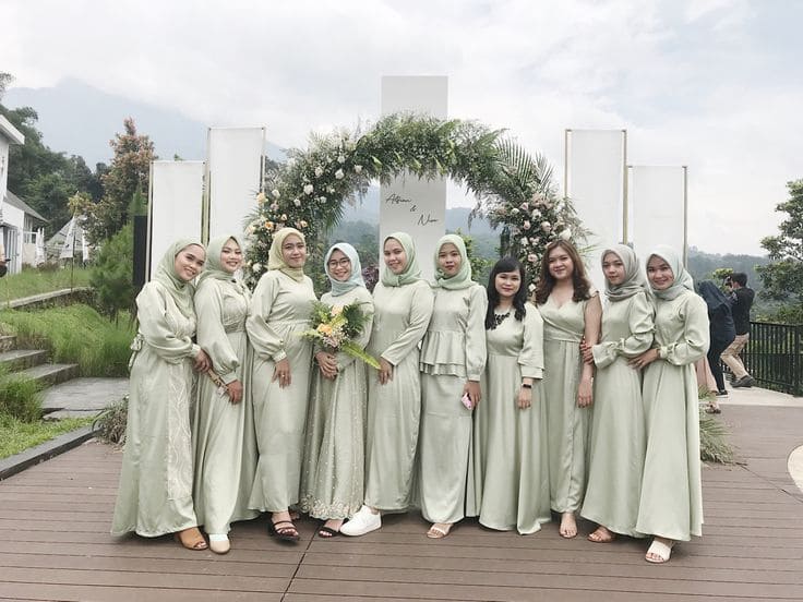 7 Model Gaun Bridesmaid Tampil Beda saat Temani Pengantin: Makin Pede ...