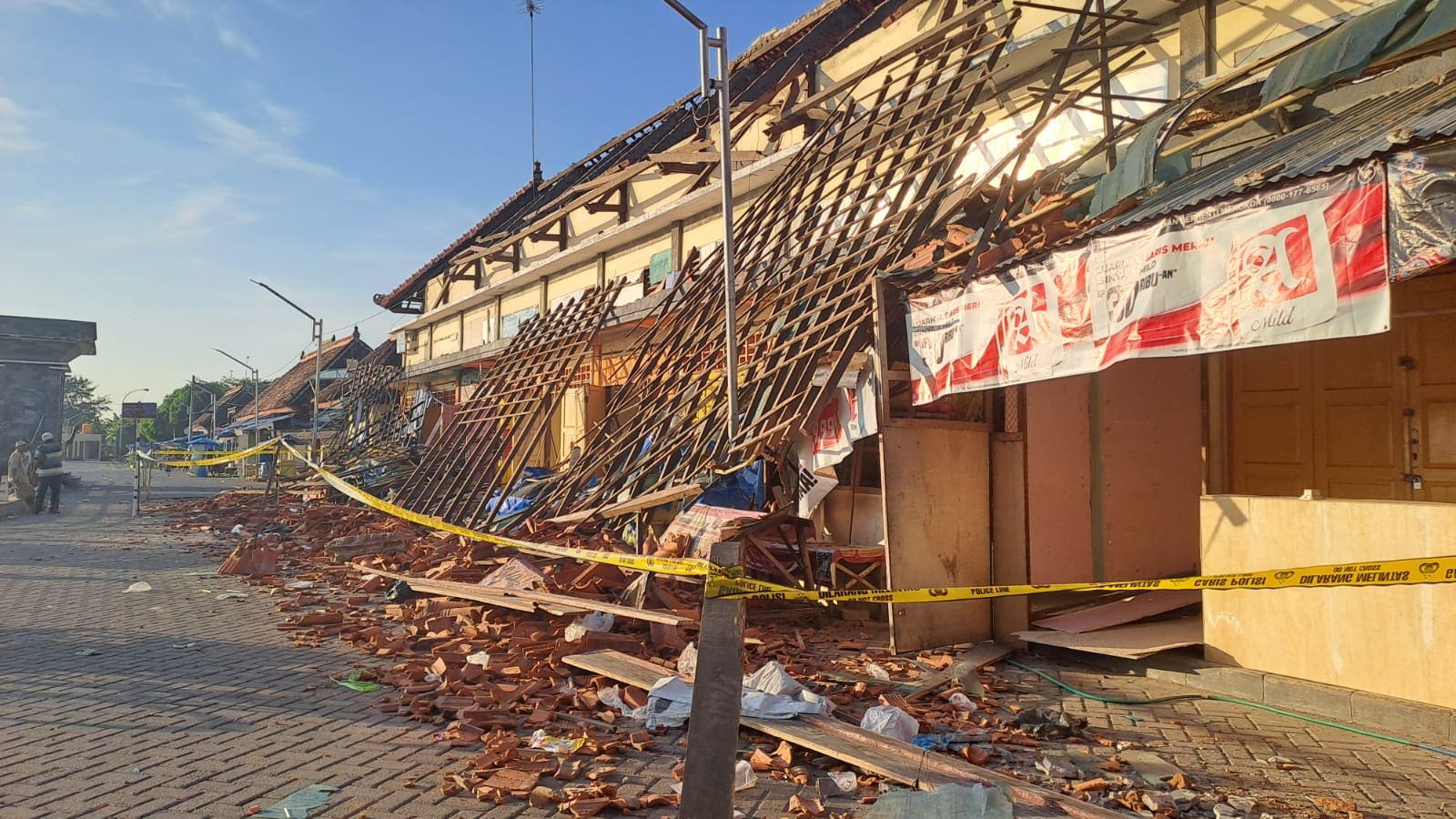Atap Bangunan Pasar Sore di Wisata Boom Tuban Mendadak Runtuh, Lapak ...