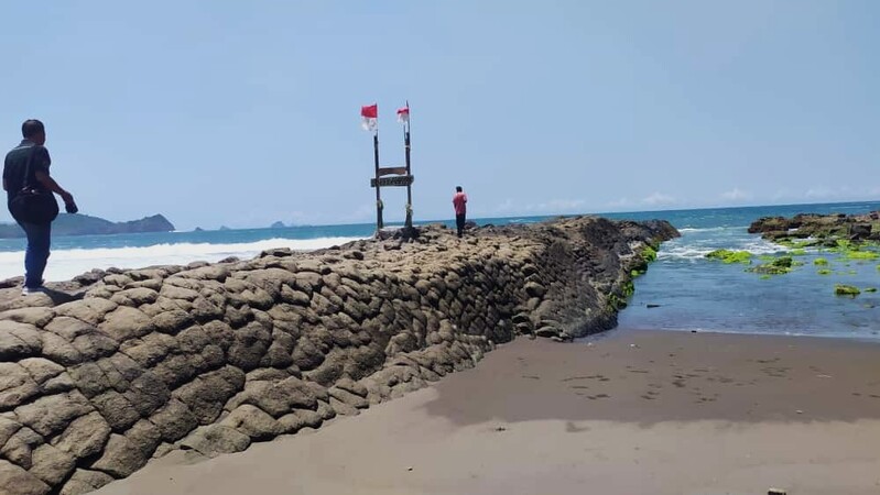 Legenda Nogo Rojo di Balik Batu Raksasa Pantai Watu Ulo, Diyakini ...