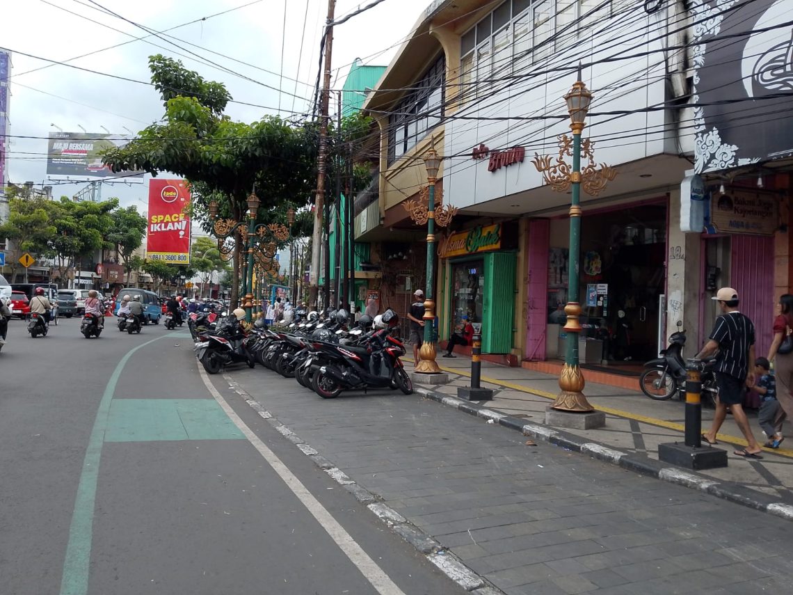 Sepeda Motor Parkir di Tepi Jalan Kayutangan Kota Malang Langsung ...